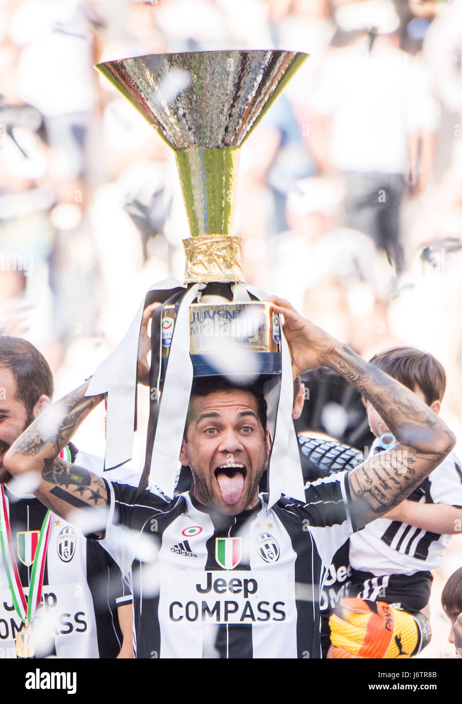 Daniel alves league title hi-res stock photography and images - Alamy