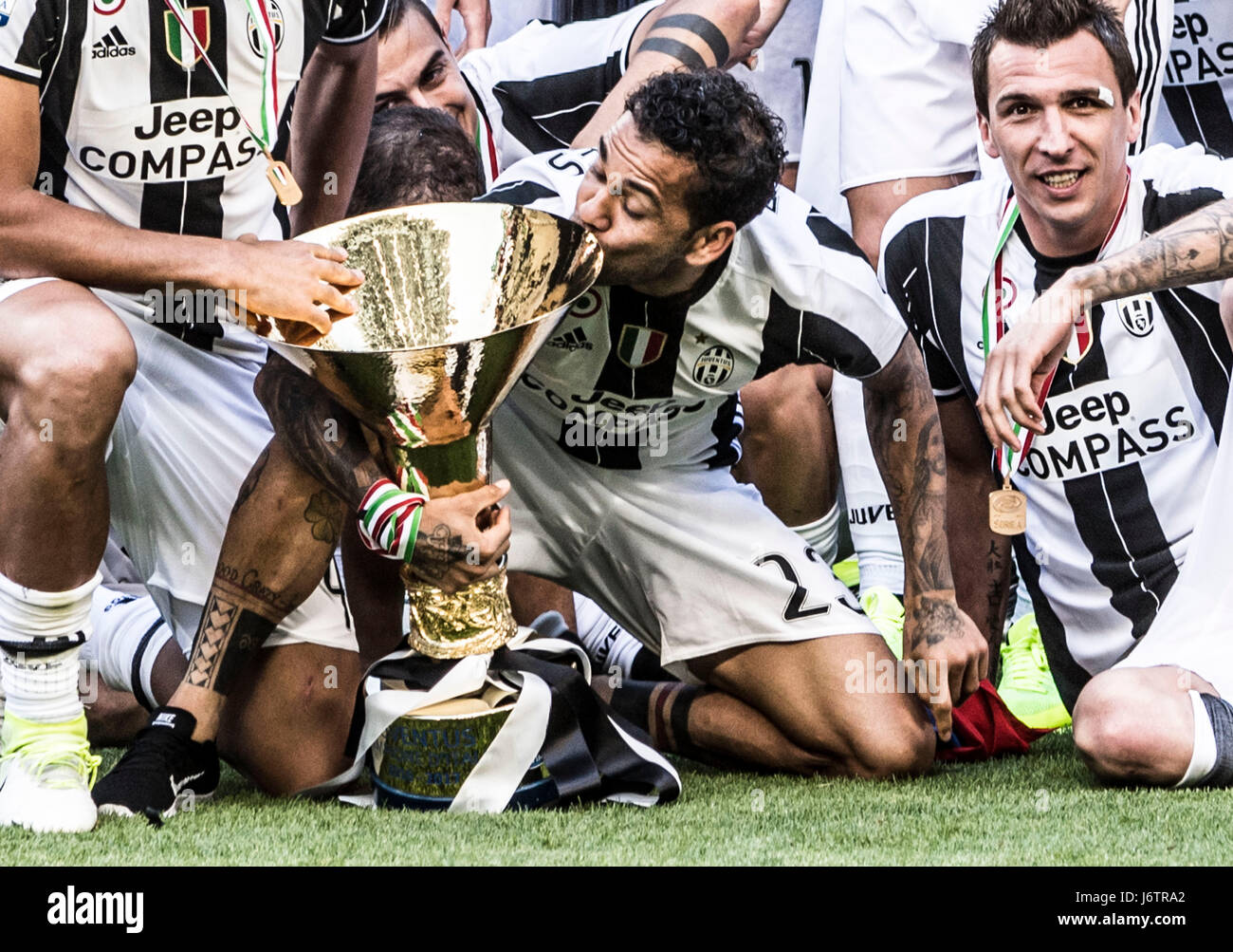 Daniel alves league title hi-res stock photography and images - Alamy