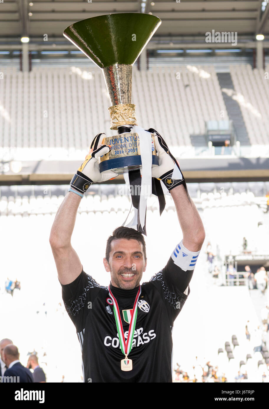 Gianluigi buffon trophy 2017 hi-res stock photography and images - Alamy