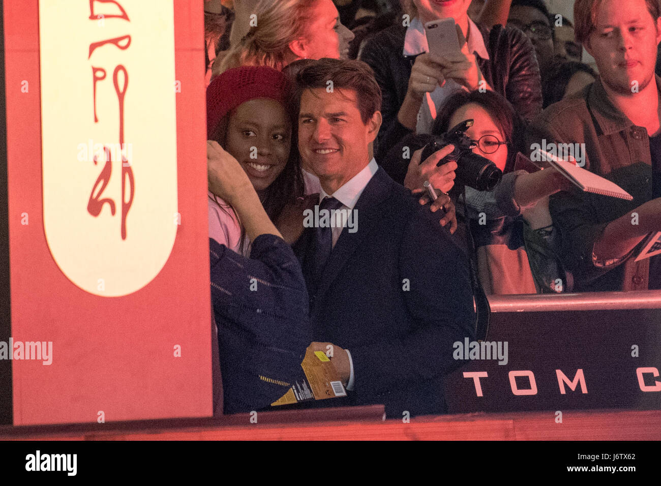 Celebrities meeting fans hi-res stock photography and images - Alamy
