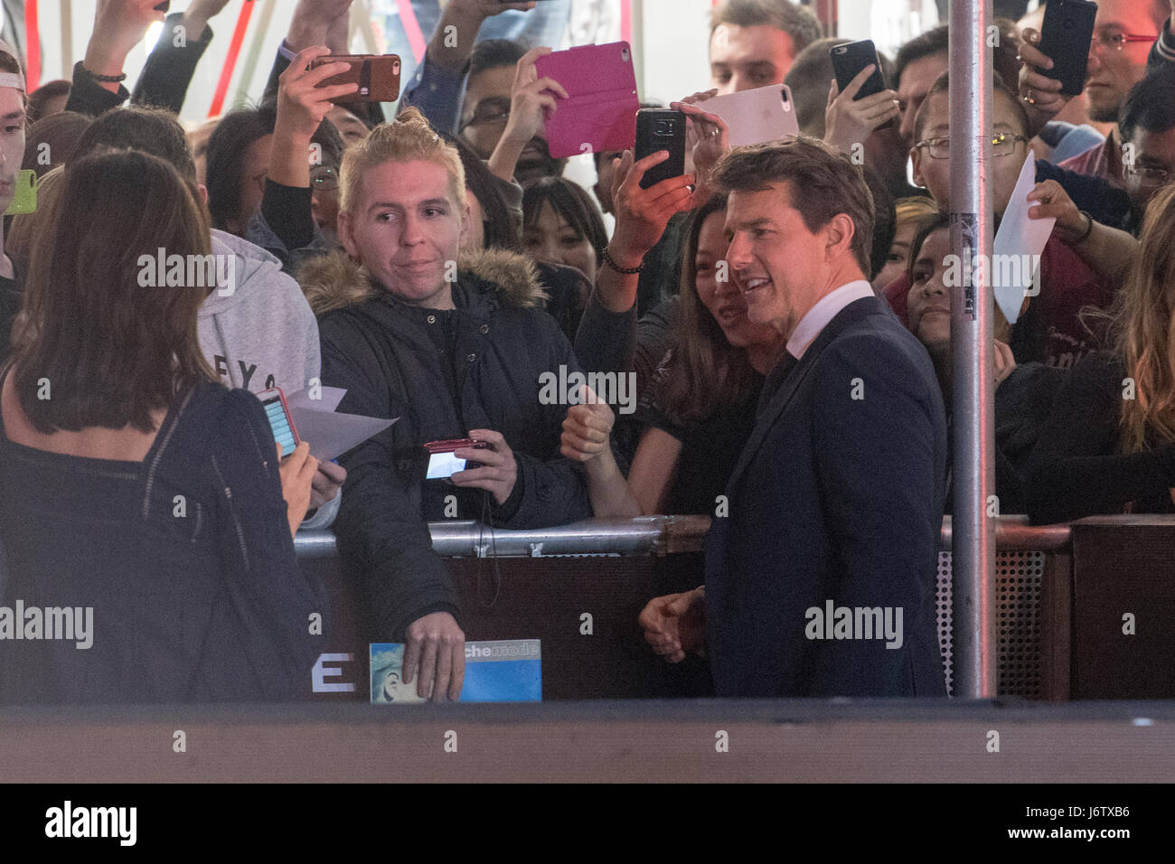 Celebrities meeting fans hi-res stock photography and images - Alamy