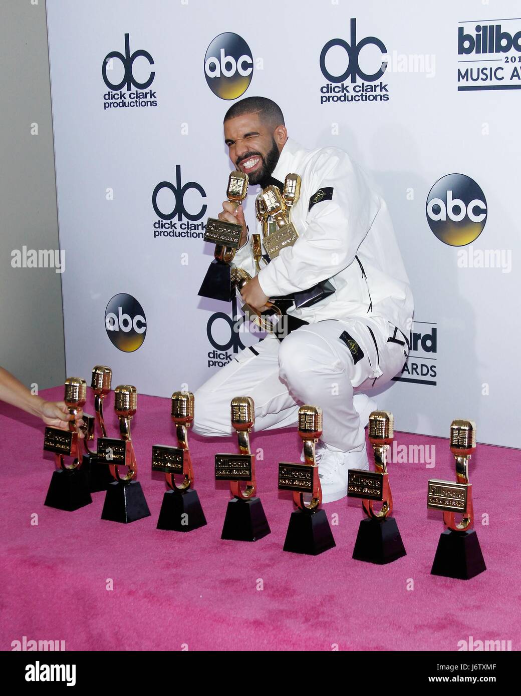 2017 billboard music awards drake hi-res stock photography and images ...
