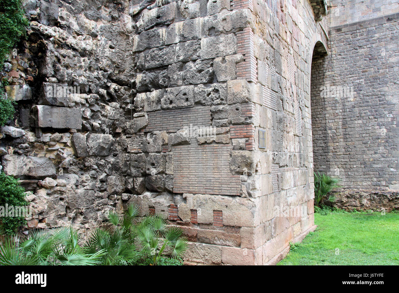 wall protect protection city wall roman bastion contactor barcelona ...