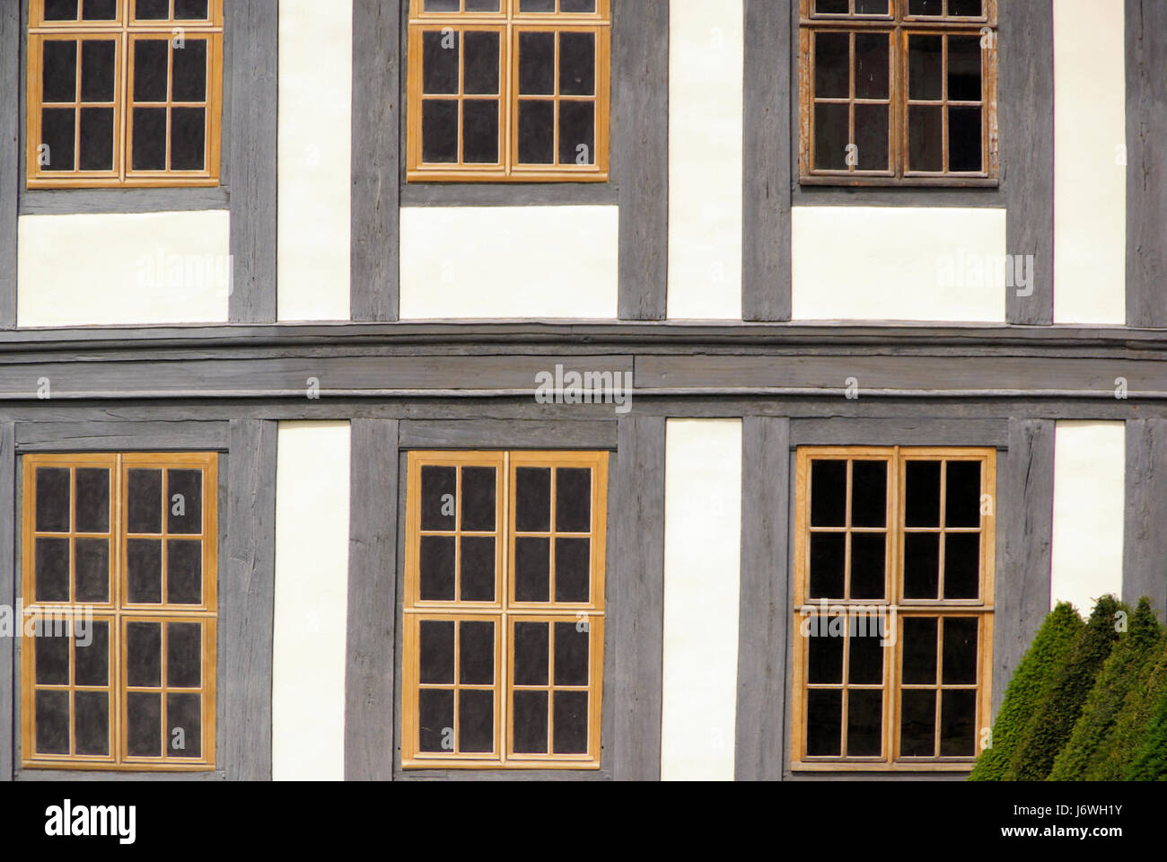 tudor style window - window timber framing 02 Stock Photo - Alamy