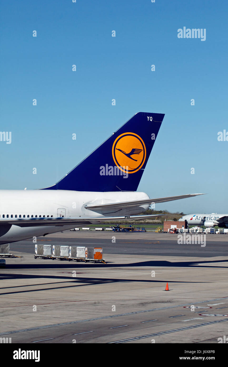 Lufthansa boeing 747 jumbo jet hi-res stock photography and images - Alamy