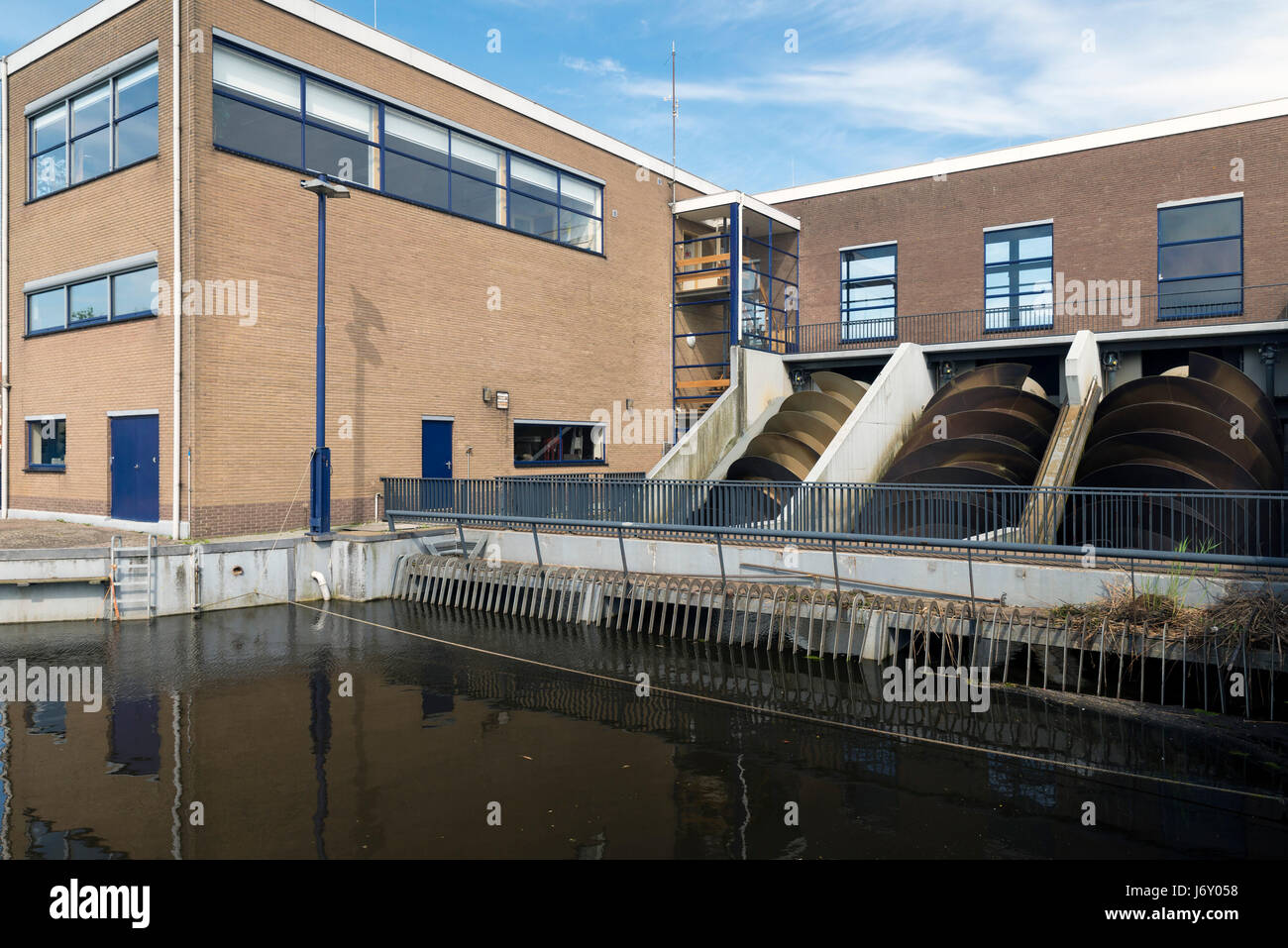KINDERDIJK, NETHERLANDS - MAY 14, 2017: Modern water extraction pump ...