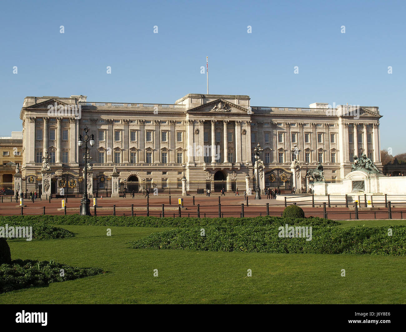 london queen palace residence landmark royal classical london facade ...