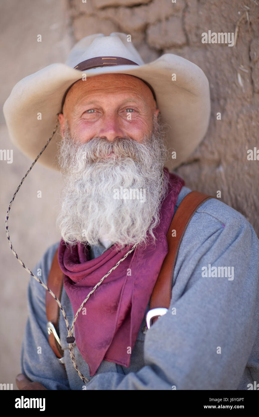 Adobe brick free standing hi-res stock photography and images - Alamy
