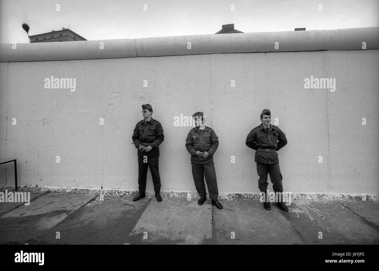 Fall of the berlin wall november 1989 hi-res stock photography and ...