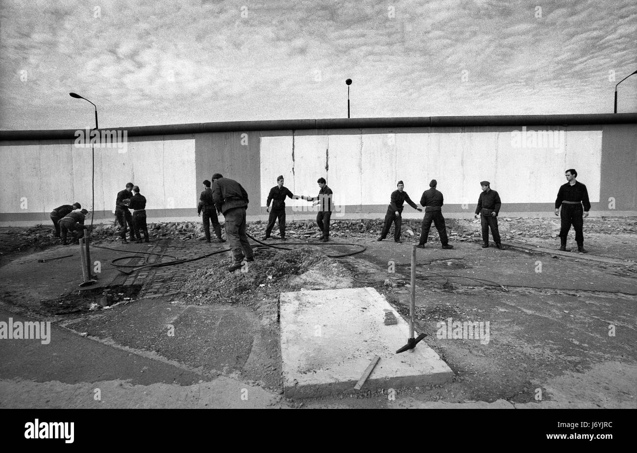 Berlin wall guards 1980s hi-res stock photography and images - Alamy