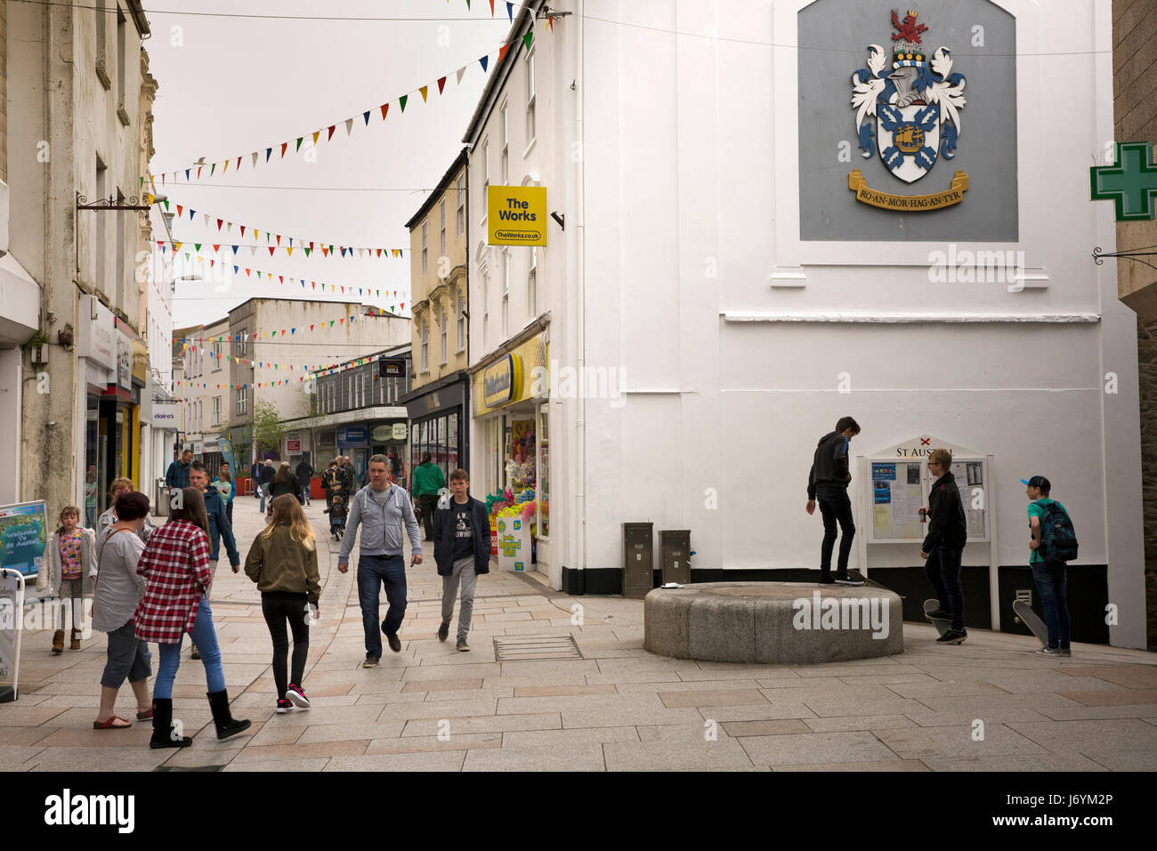 Shoppers in pedestrianised shopping street in the town centre hi-res ...