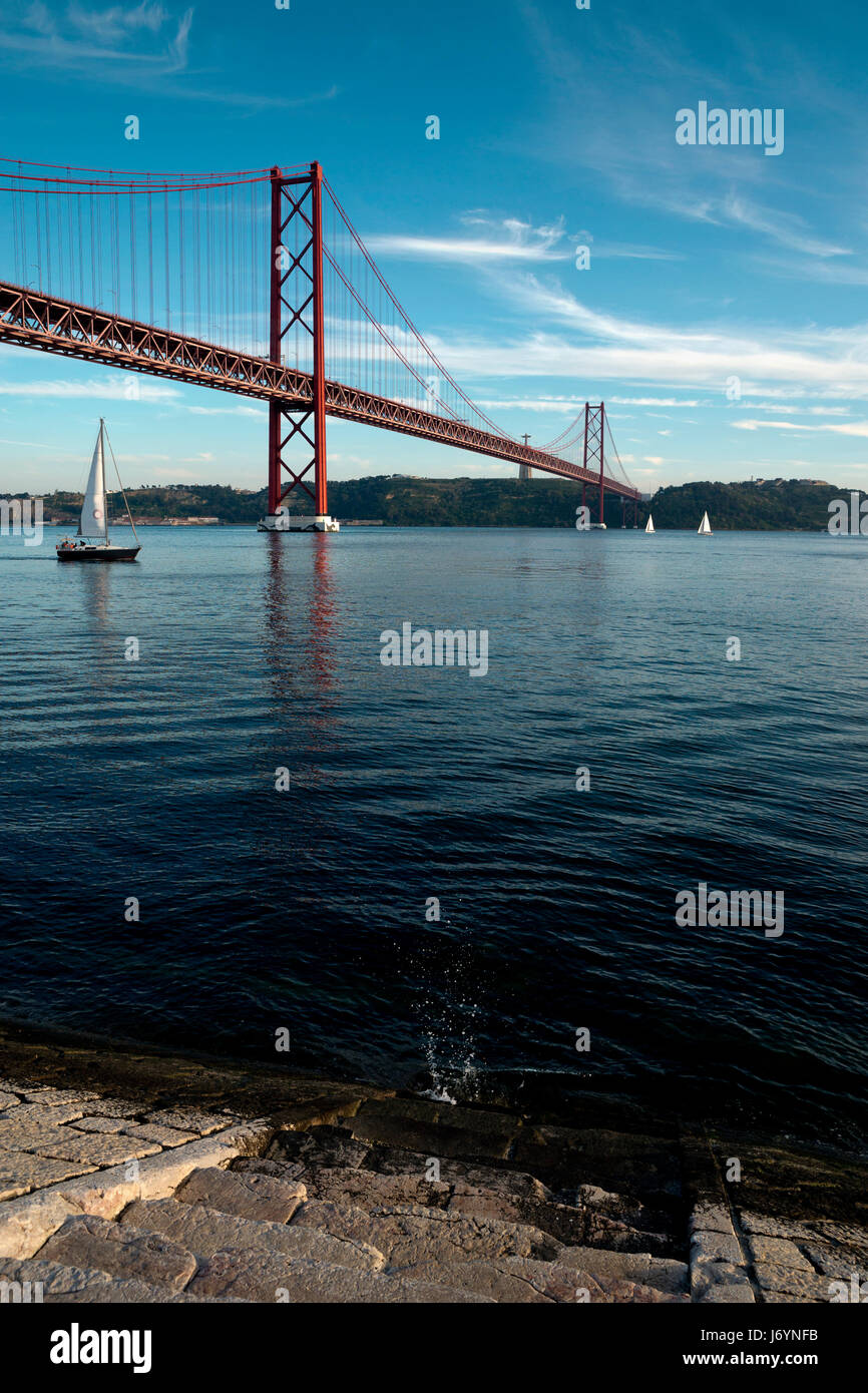 25th of april bridge hi-res stock photography and images - Alamy