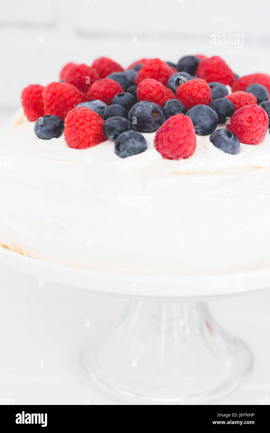 Pavlova with blueberries and raspberries Stock Photo - Alamy