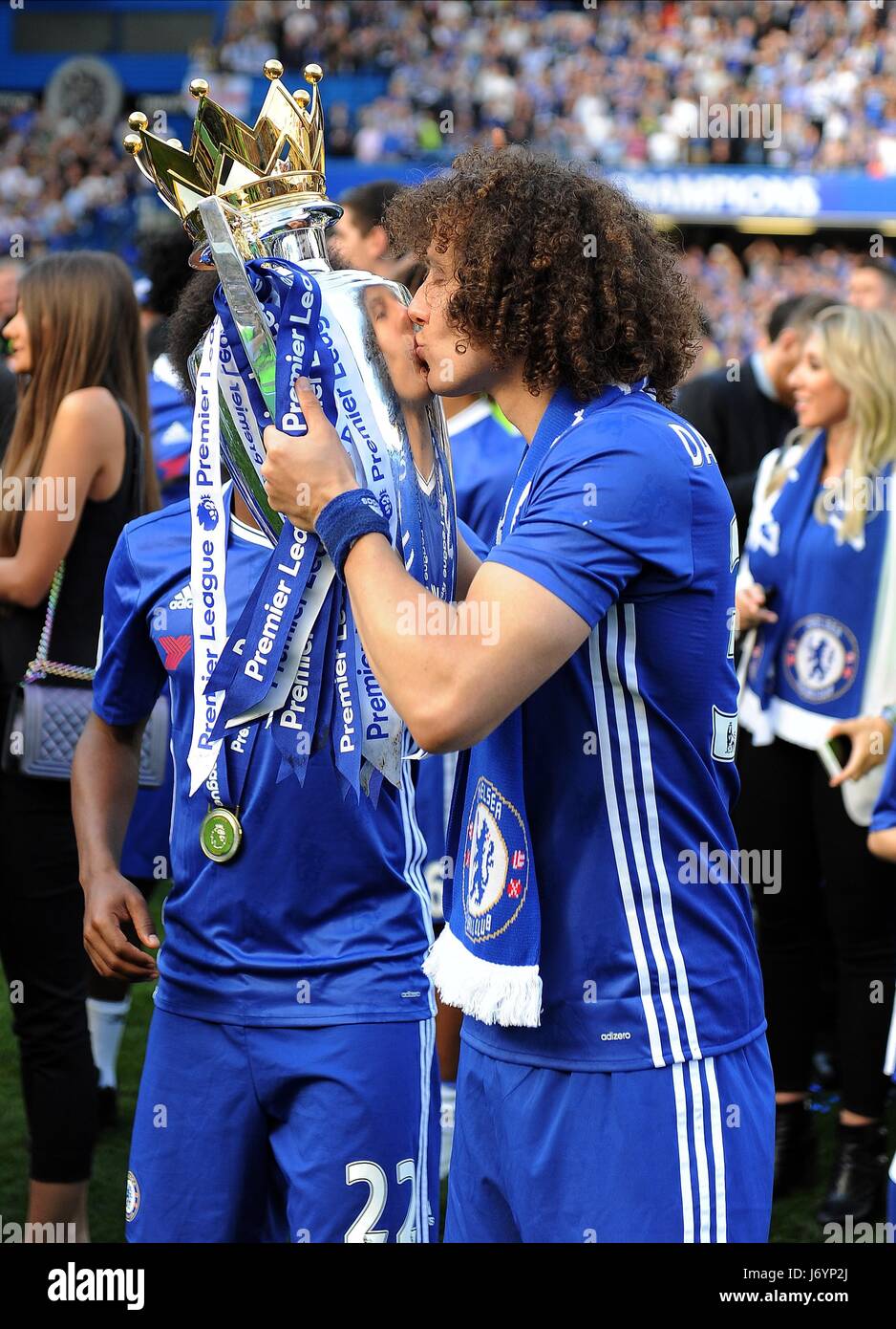 DAVID LUIZ OF CHELSEA CELEBRAT CHELSEA PREMIER LEAGUE CHAMPIO STAMFORD ...