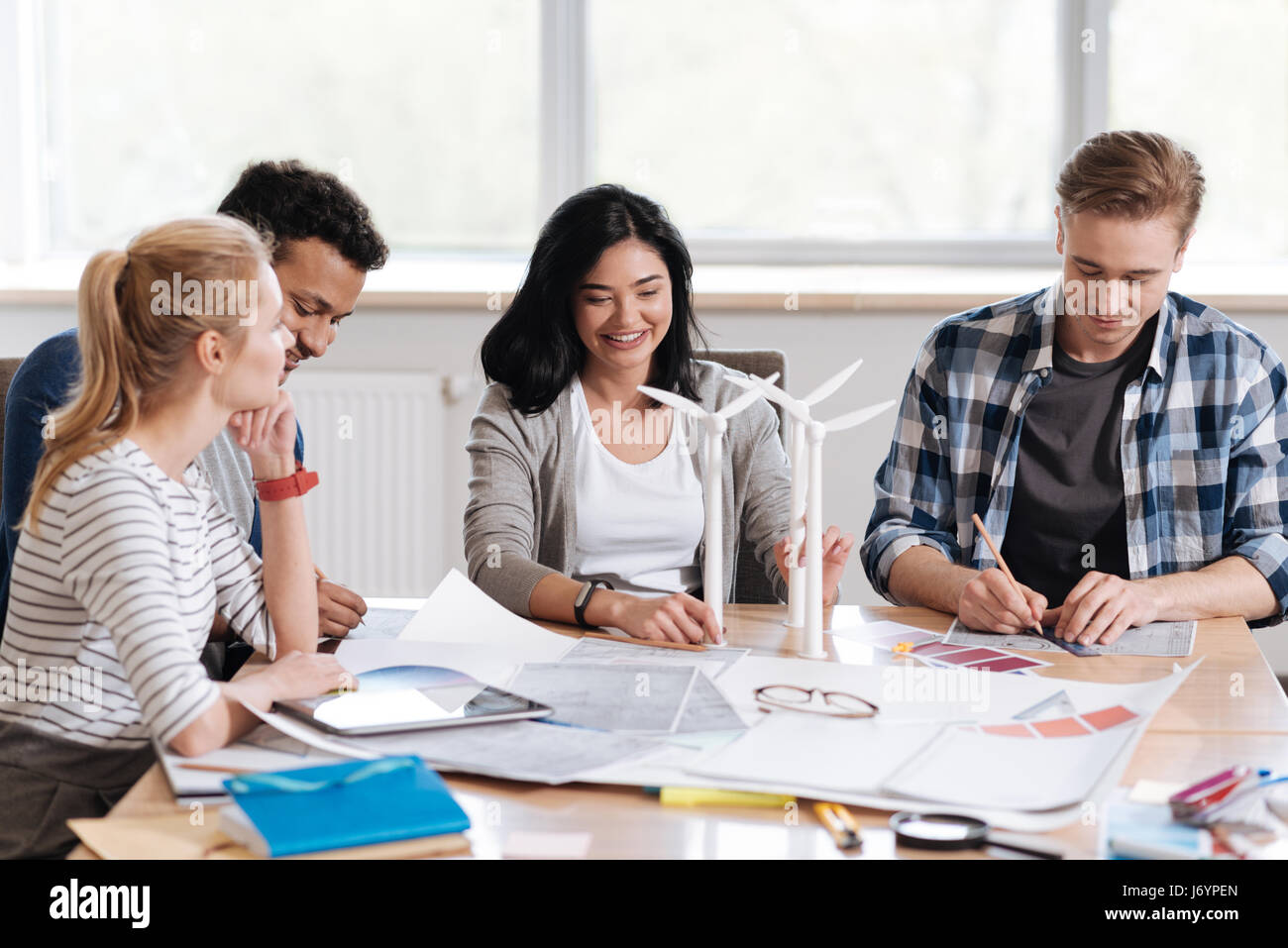 Engineers working together hi-res stock photography and images - Alamy