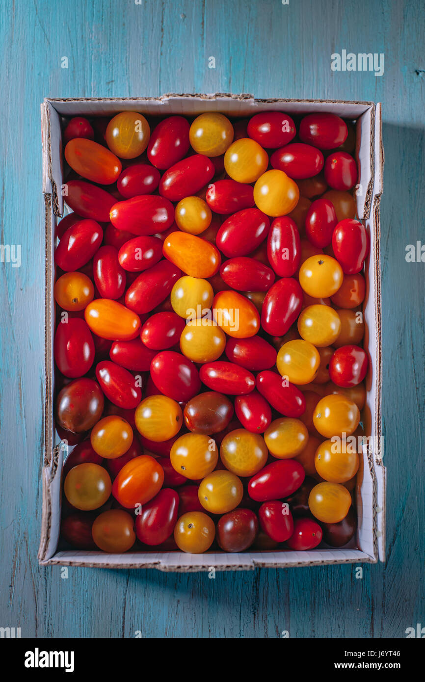 Box of cherry tomatoes Stock Photo - Alamy