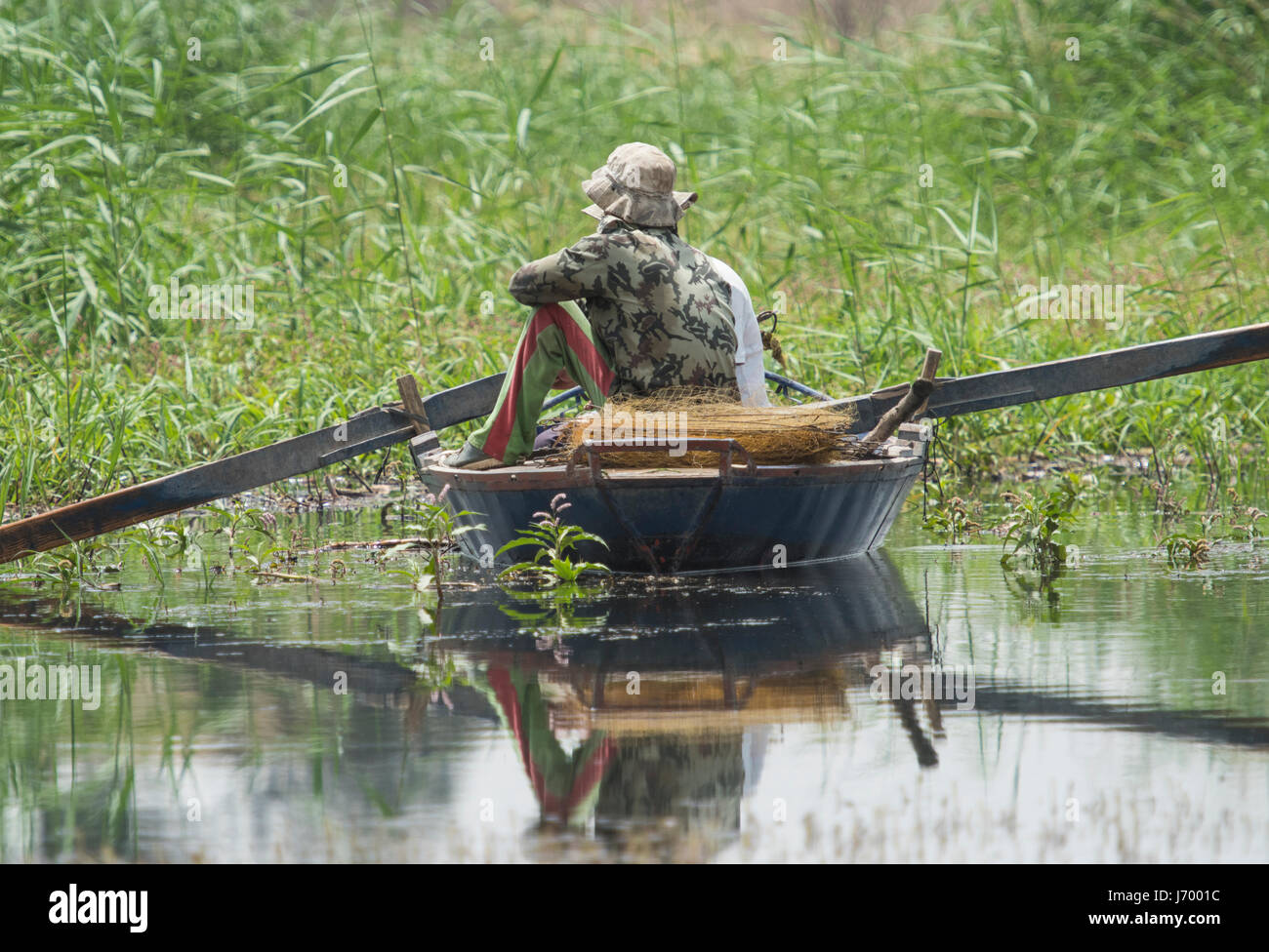 Traditional egyptian bedouin fisherman in rowing boat on river Nile ...