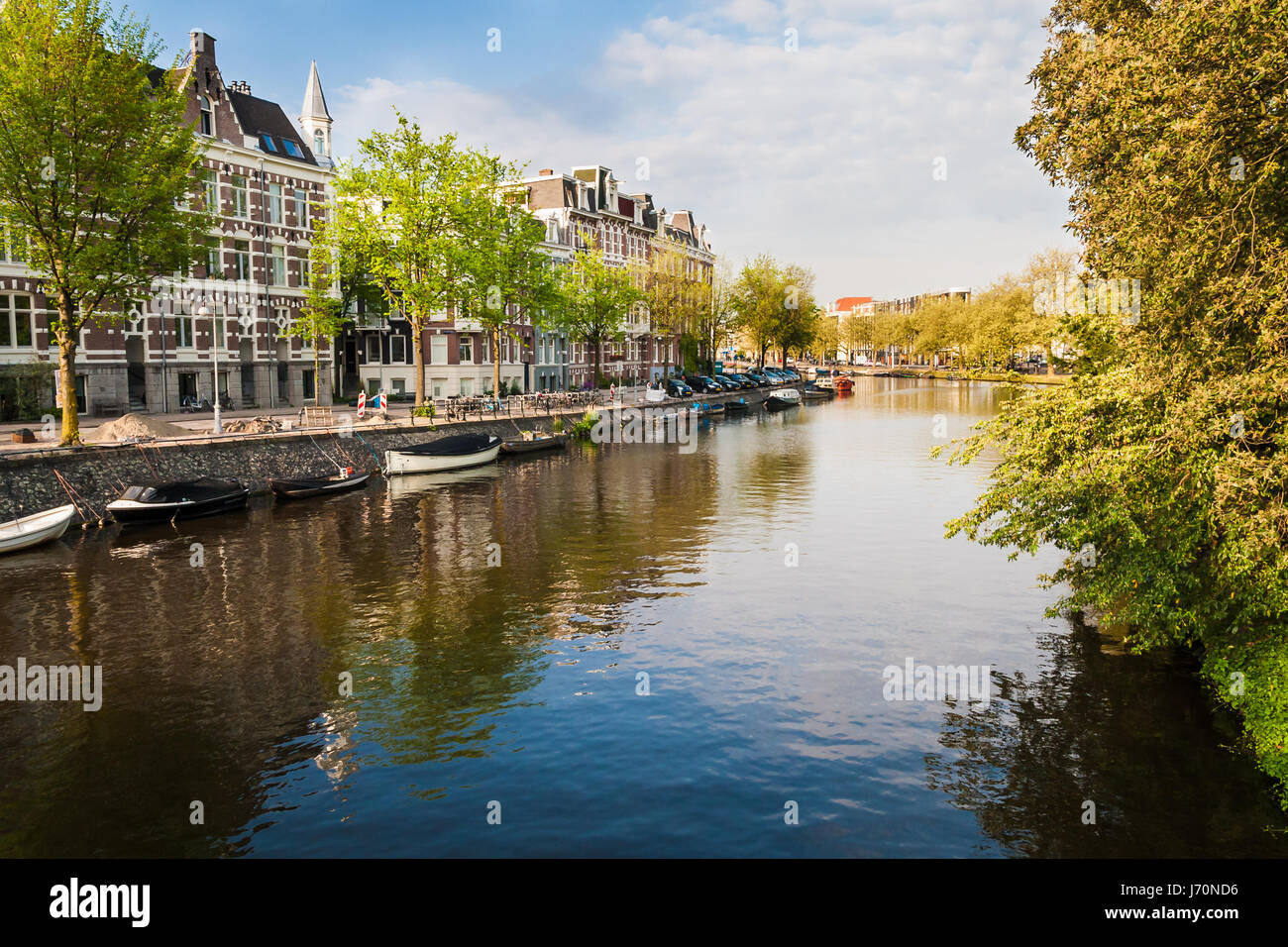 Channels, boats and buildings in central Amsterdam Stock Photo - Alamy