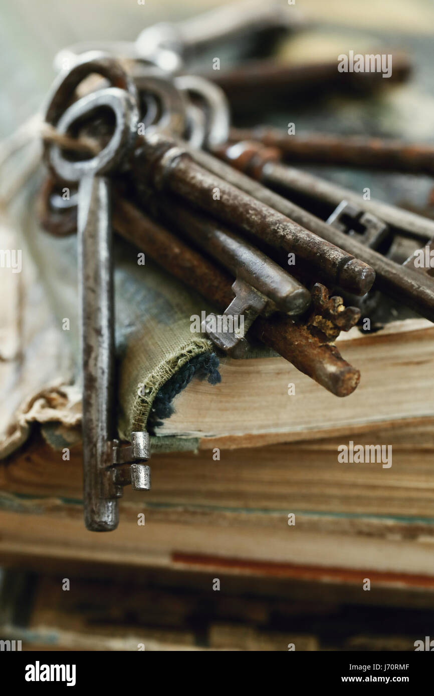 Vintage books and keys hi-res stock photography and images - Alamy