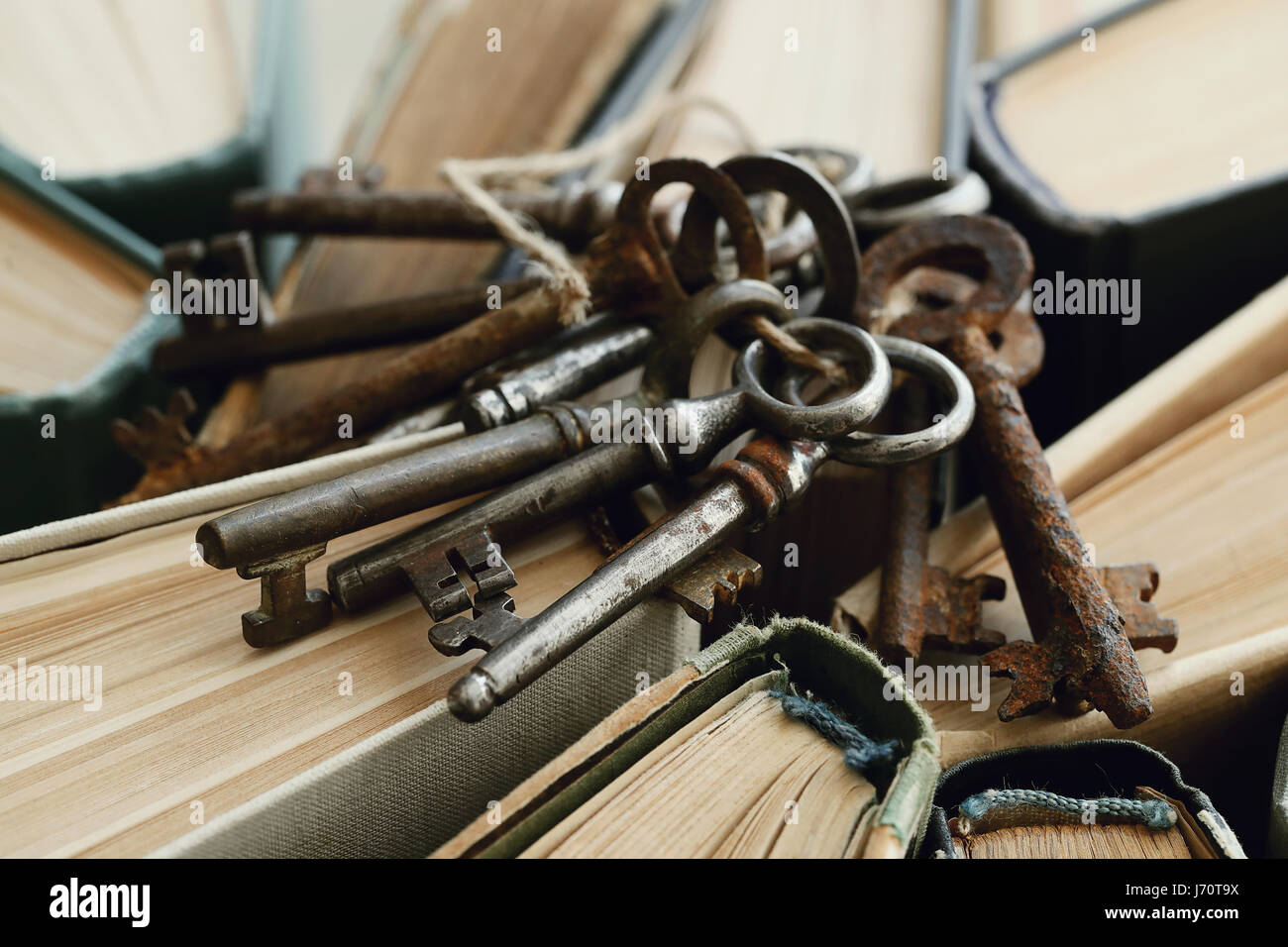 Vintage books and keys hi-res stock photography and images - Alamy