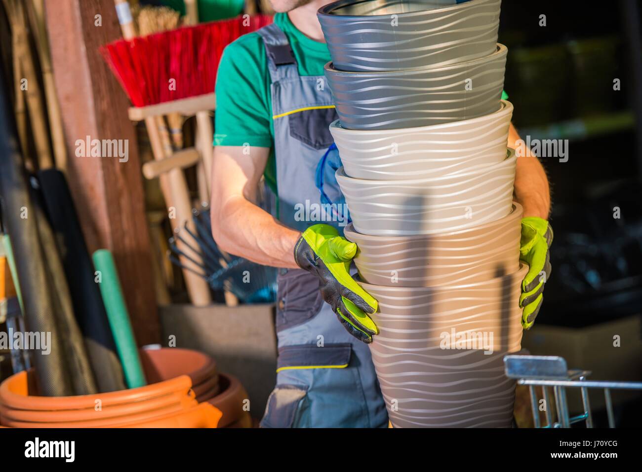Moving garden pots hi-res stock photography and images - Alamy