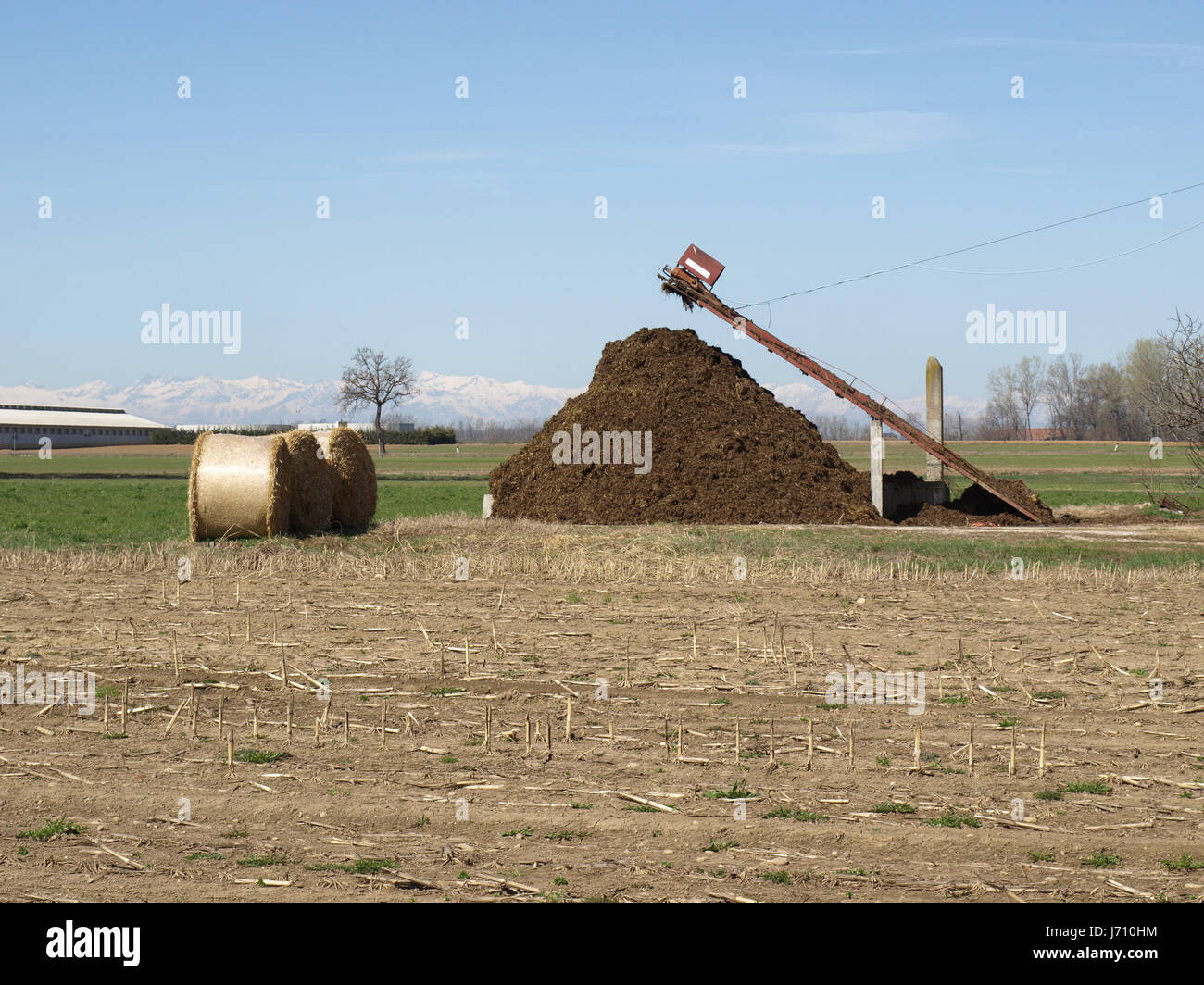Pile of farmyard manure hi-res stock photography and images - Alamy