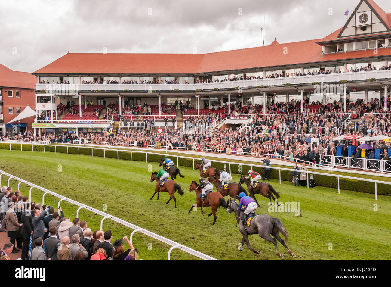 Chester racecourse hi-res stock photography and images - Alamy