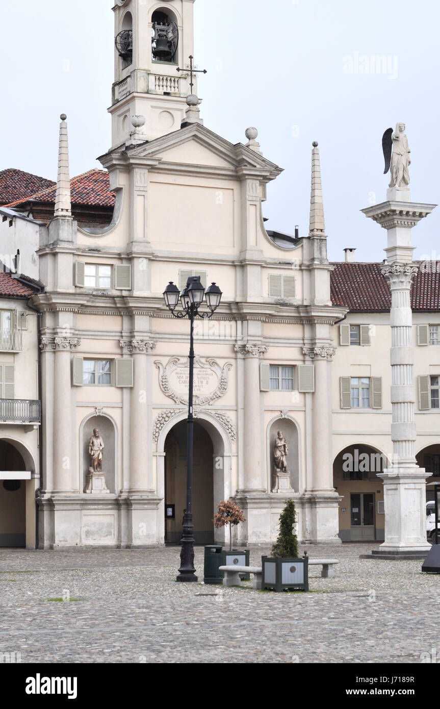 square piazza religion church monument statue cathedral baroque ...