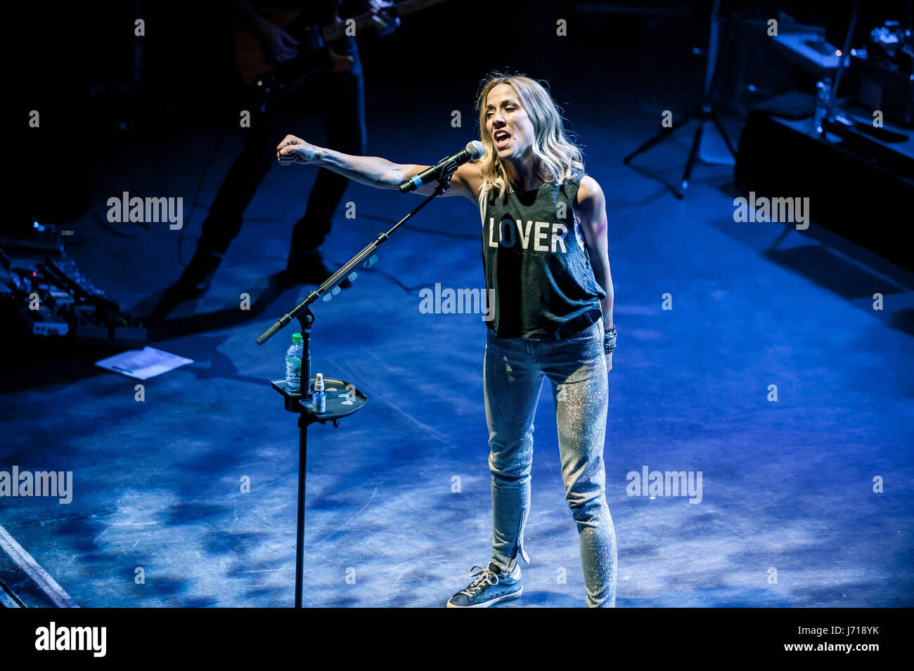 Sheryl Crow Live in Concert Stock Photo - Alamy