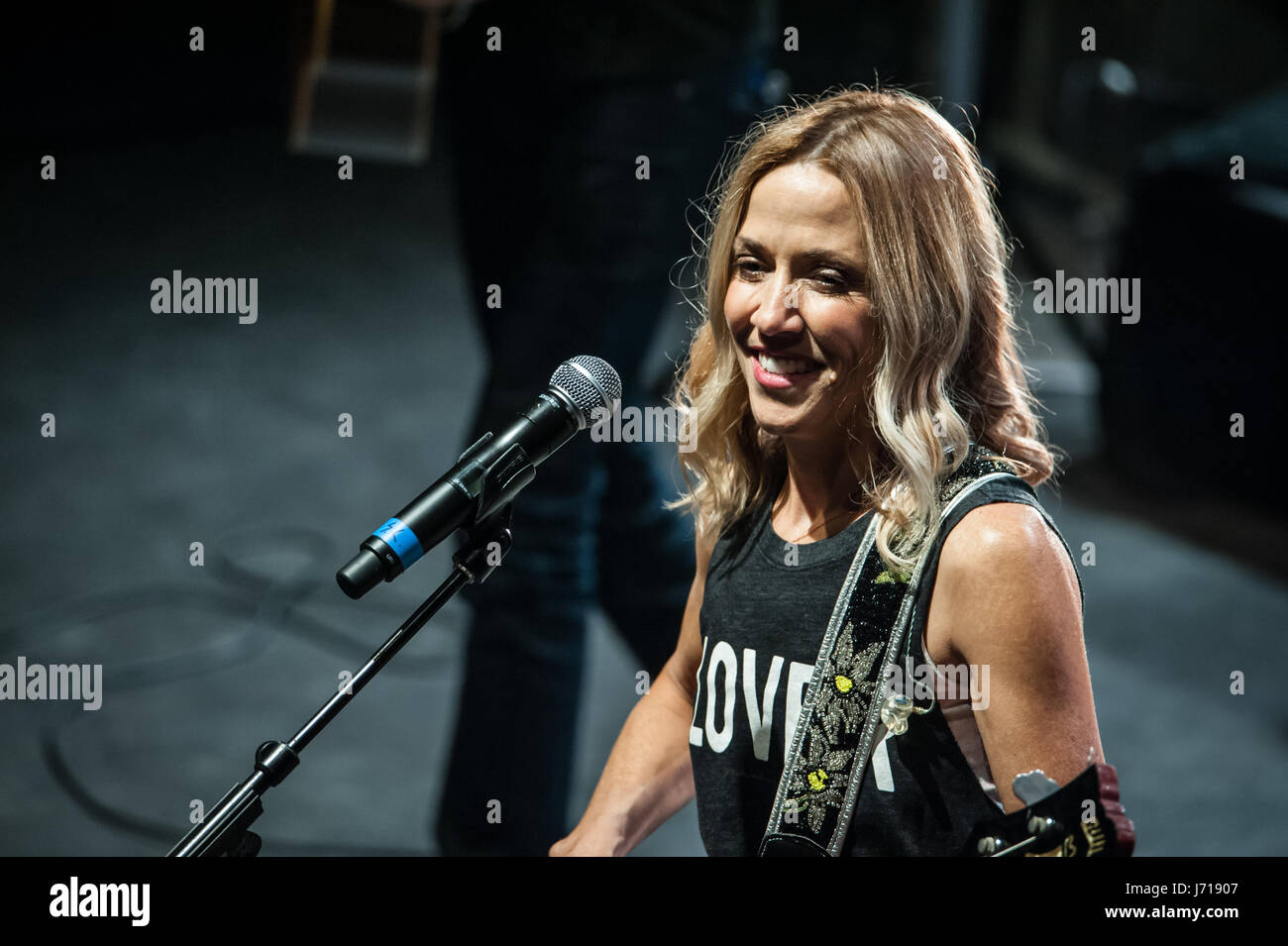 Sheryl Crow Live in Concert Stock Photo - Alamy