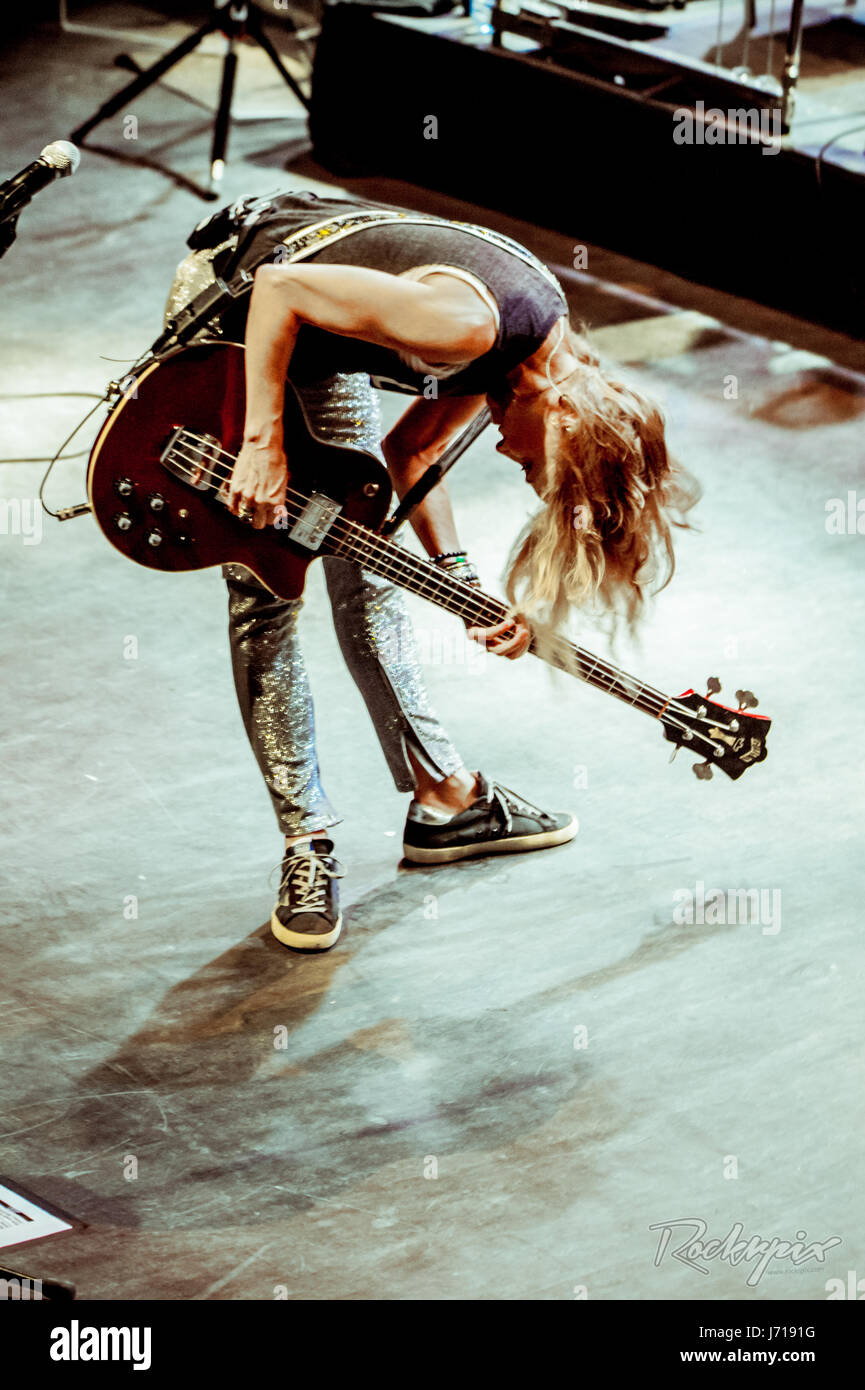 Sheryl Crow Live in Concert Stock Photo - Alamy