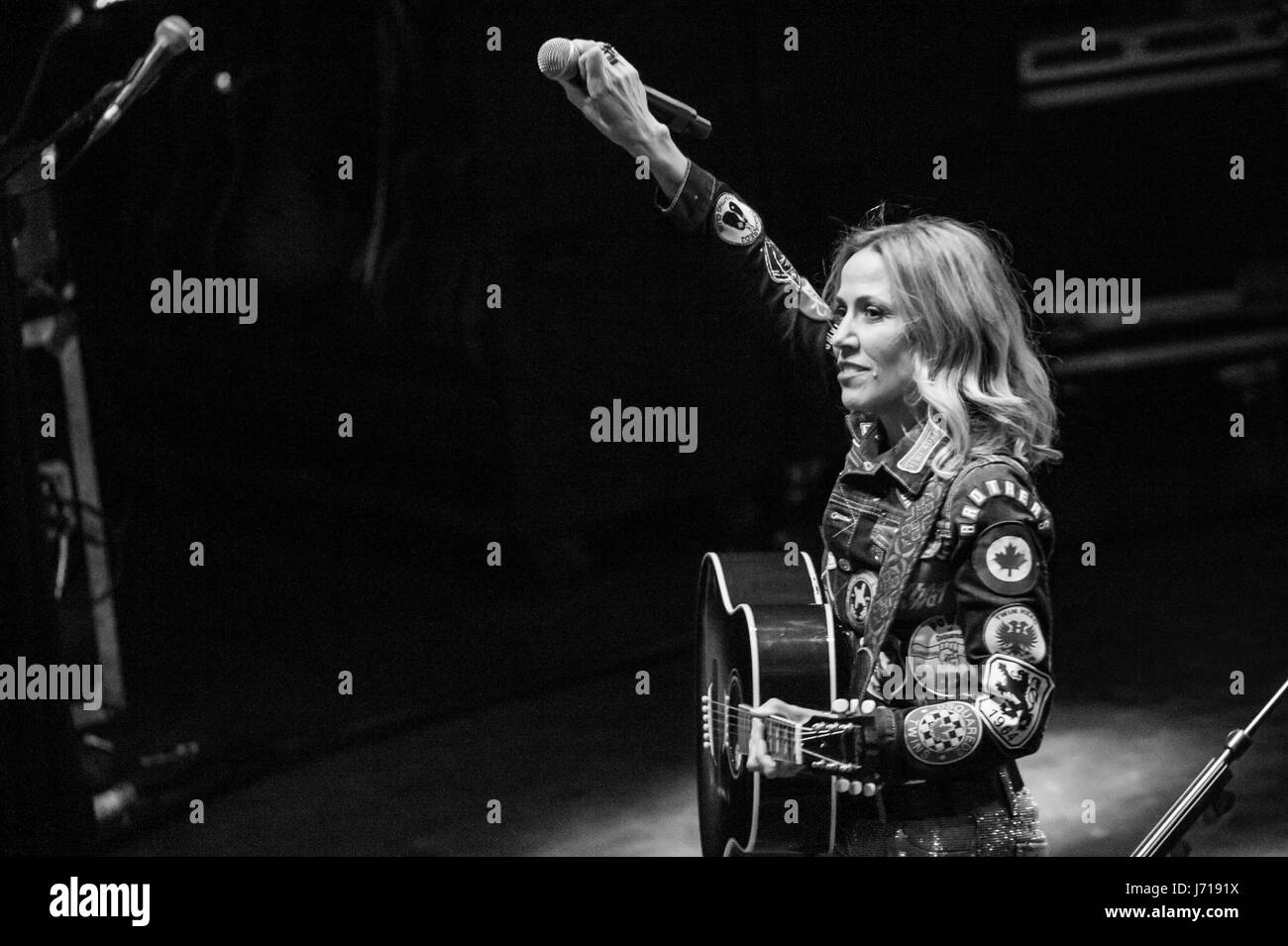 Sheryl Crow Live in Concert Stock Photo - Alamy