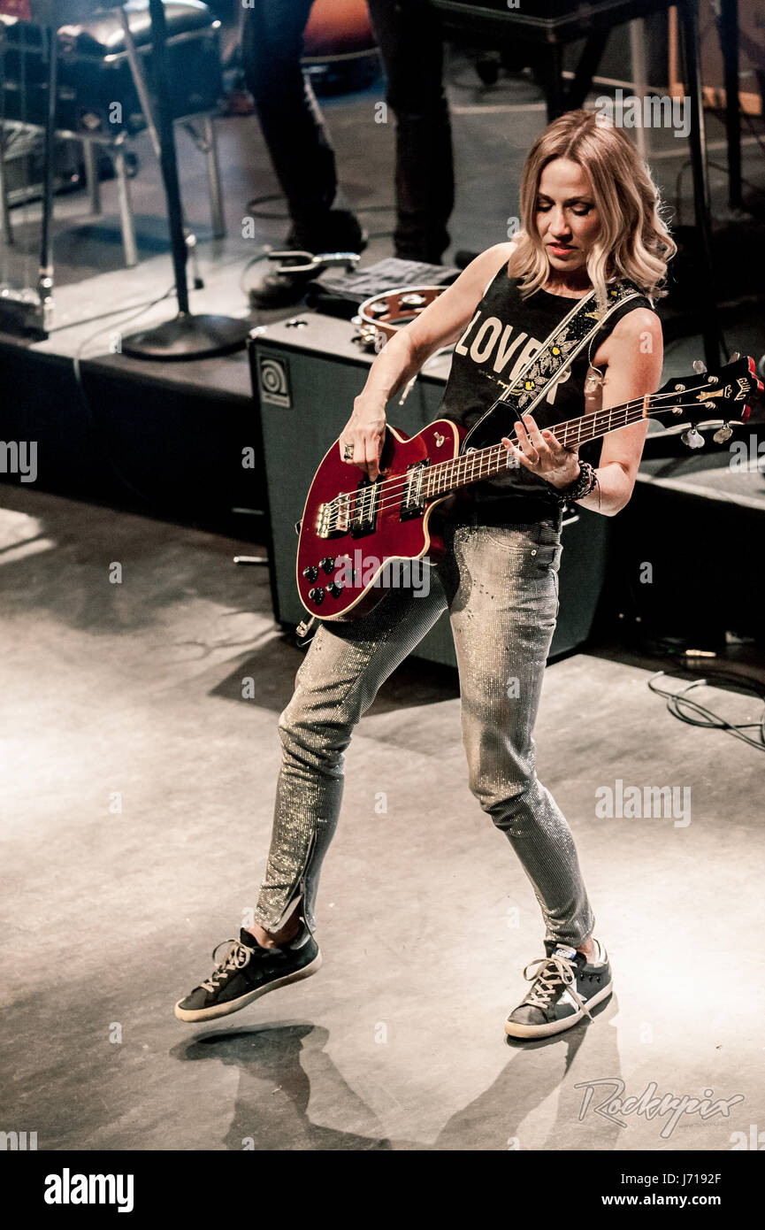 Sheryl Crow Live in Concert Stock Photo - Alamy