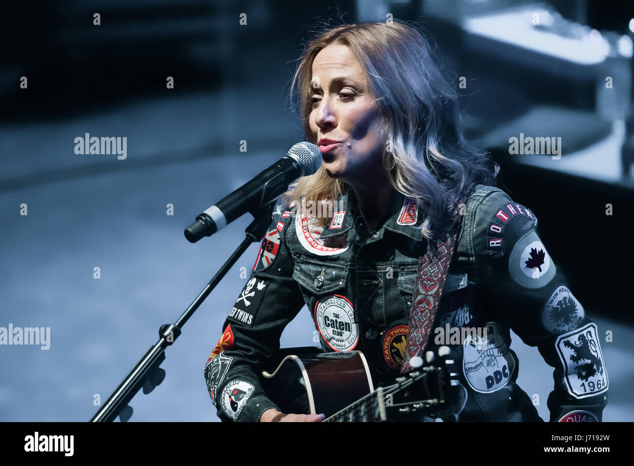 Sheryl Crow Live in Concert Stock Photo - Alamy