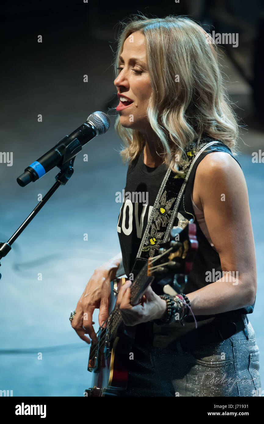 Sheryl Crow Live in Concert Stock Photo - Alamy