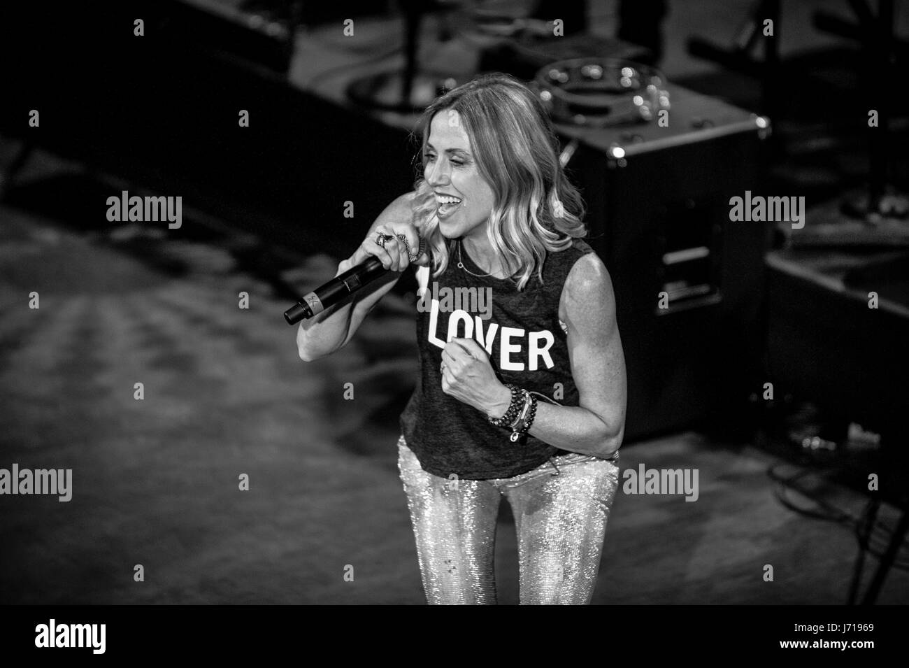 Sheryl Crow Live in Concert Stock Photo - Alamy