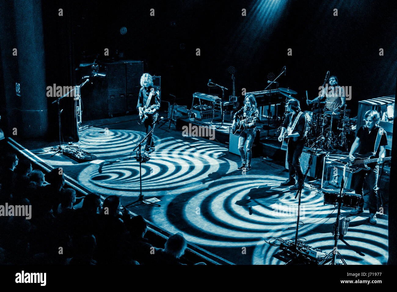 Sheryl crow guitar hi-res stock photography and images - Alamy