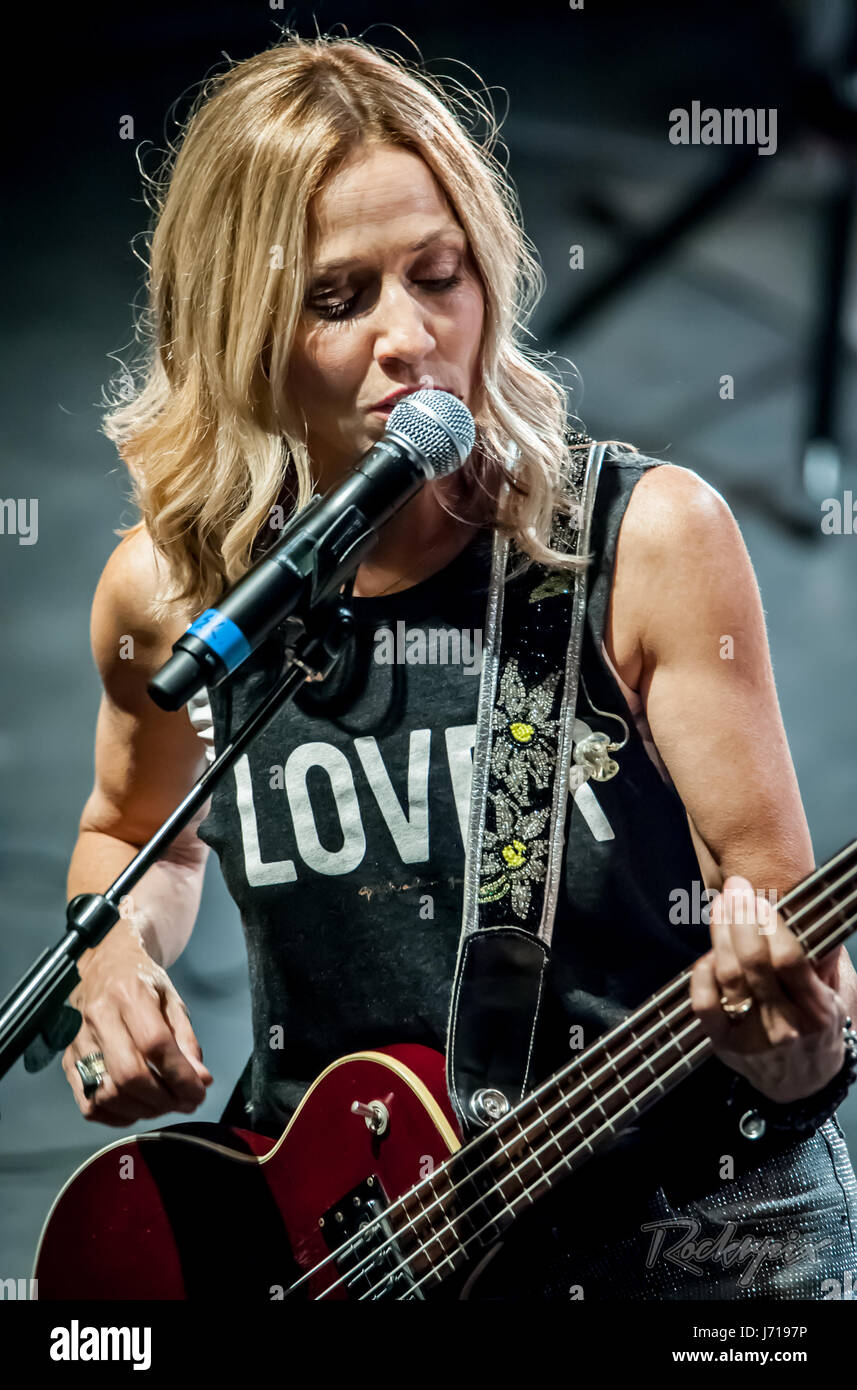 Sheryl Crow Live in Concert Stock Photo - Alamy
