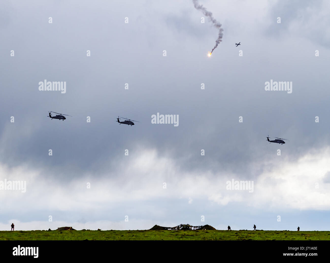British servicemen under US Army choppers during the NATO 'Wind Spring ...