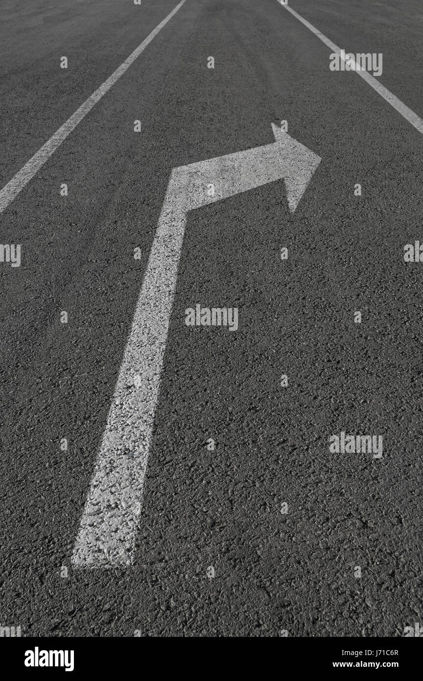 Turn right white arrow sign on asphalt road Stock Photo - Alamy