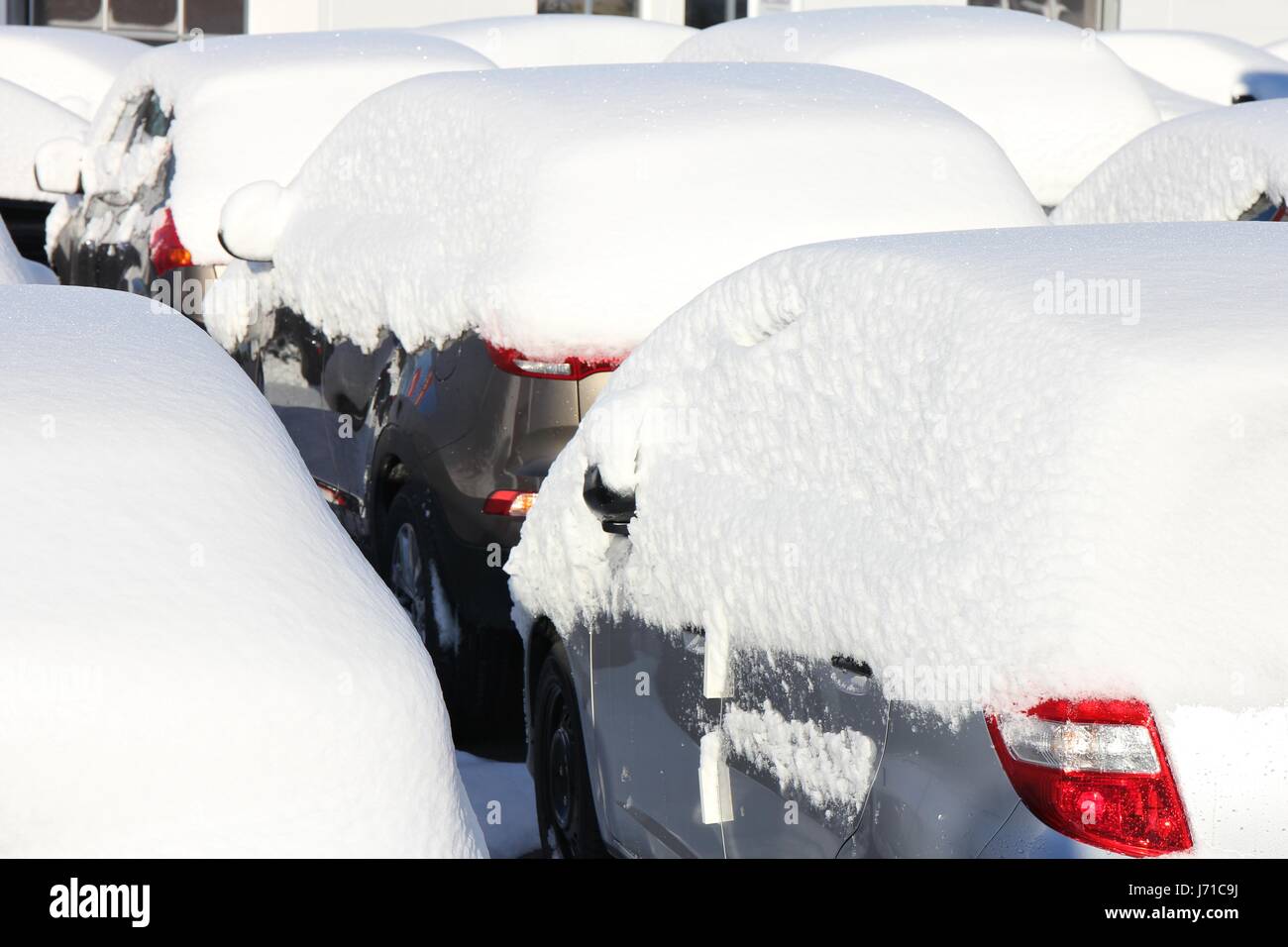 Snow covered cars vehicles hi-res stock photography and images - Alamy