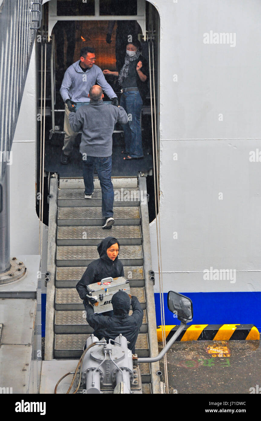 Ship crew work hi-res stock photography and images - Alamy