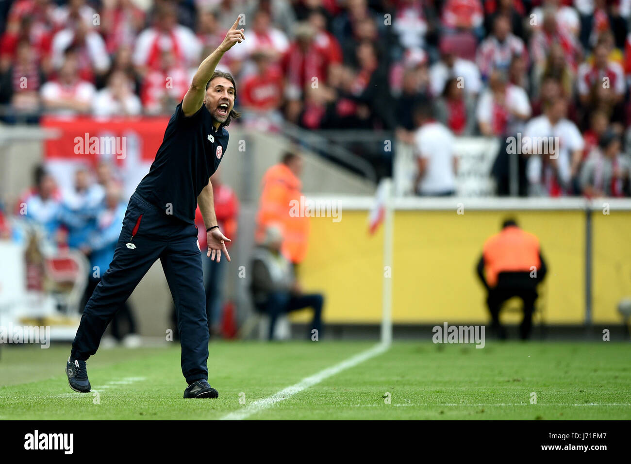 ARCHIVE - Mainz's manager Martin Schmidt gives instructions from the ...