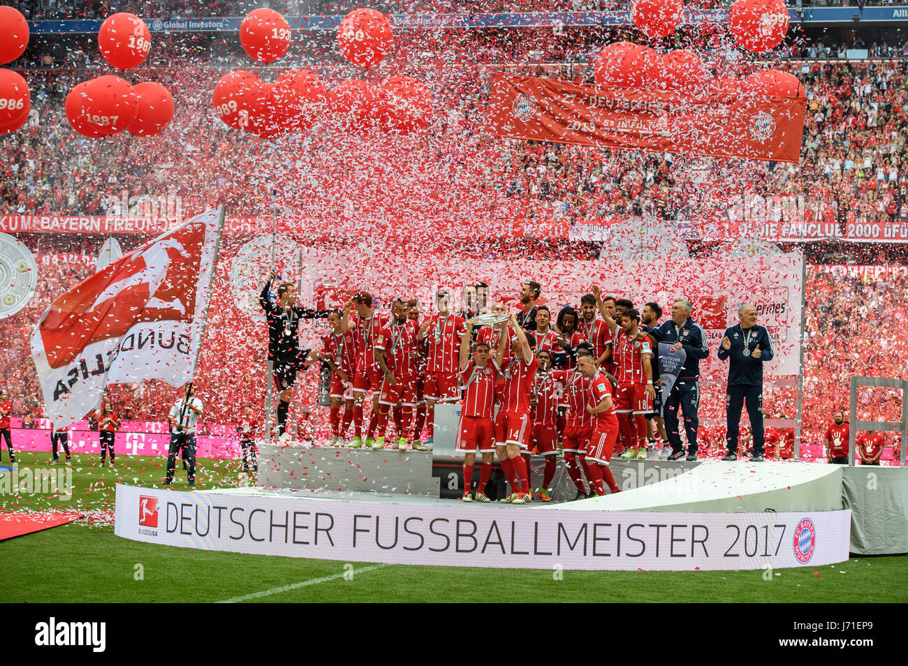 The Munich team celebrates their triumph in the Bundesliga at the end ...