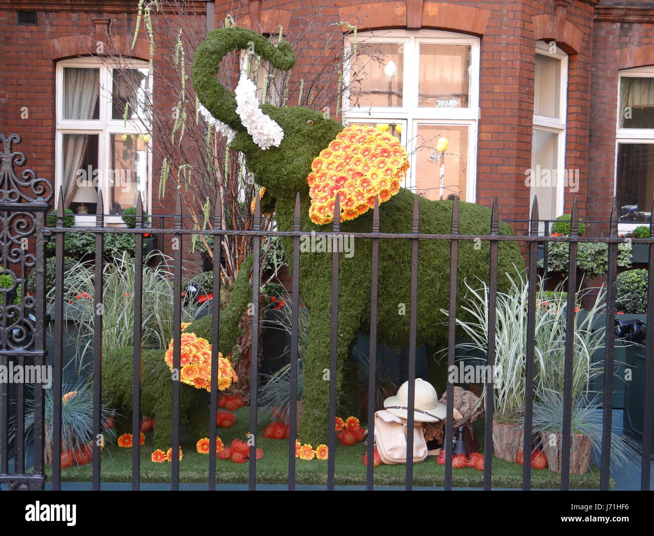 Chelsea, London, UK. 22nd May, 2017. Life-size floral animals roam ...