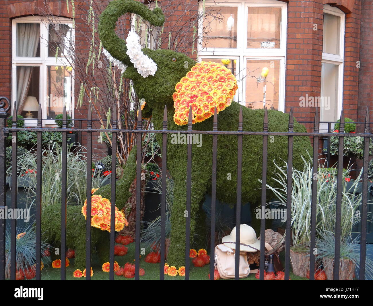 Chelsea, London, UK. 22nd May, 2017. Life-size floral animals roam ...
