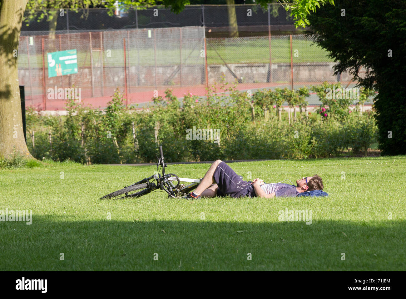 Northampton, UK. 22nd May, 2017. Weather. A bright sunny early evening ...