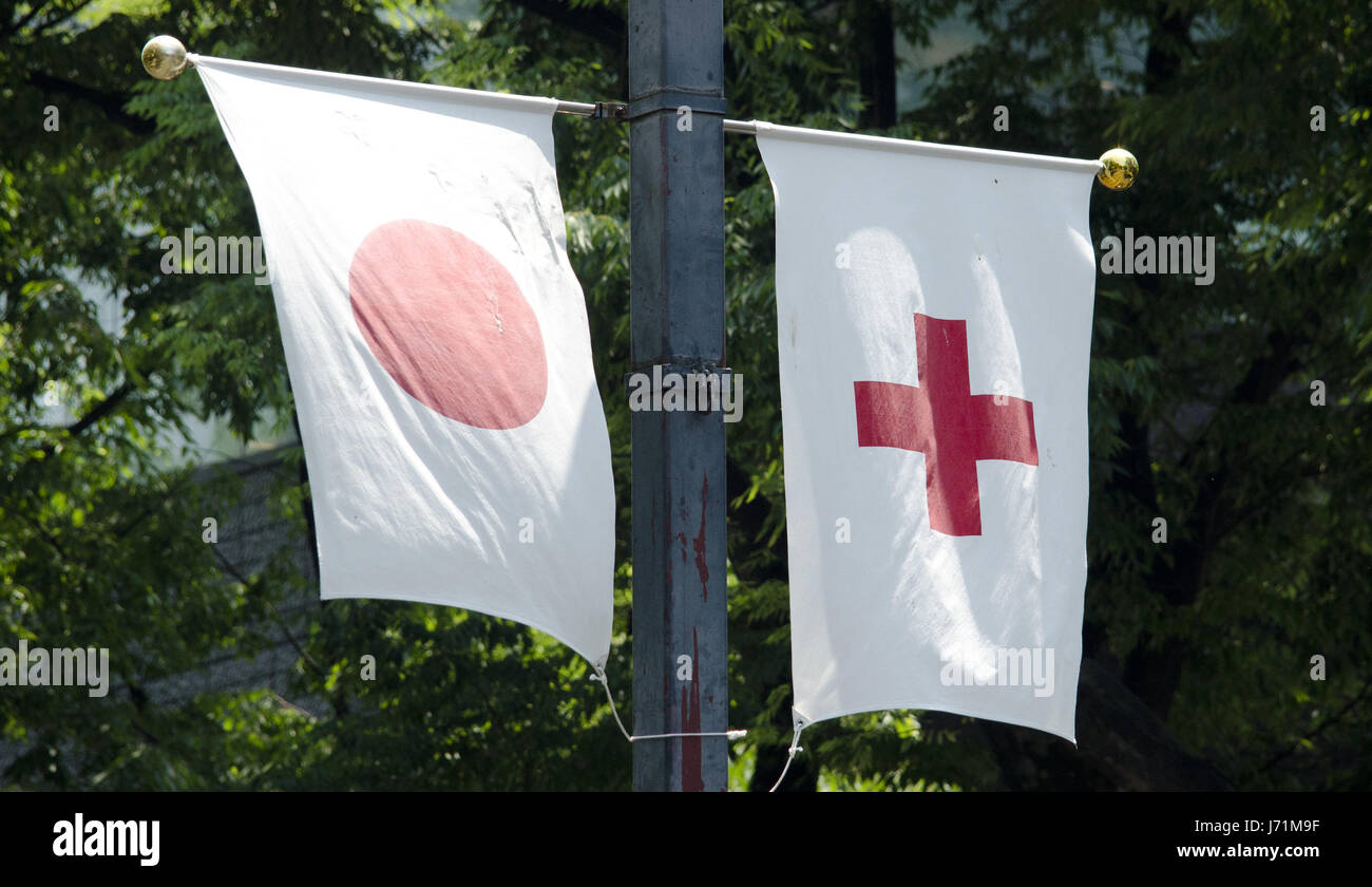 Tokyo, Japan. 21st May, 2017. Red Cross flags can be seen in Tokyo ...