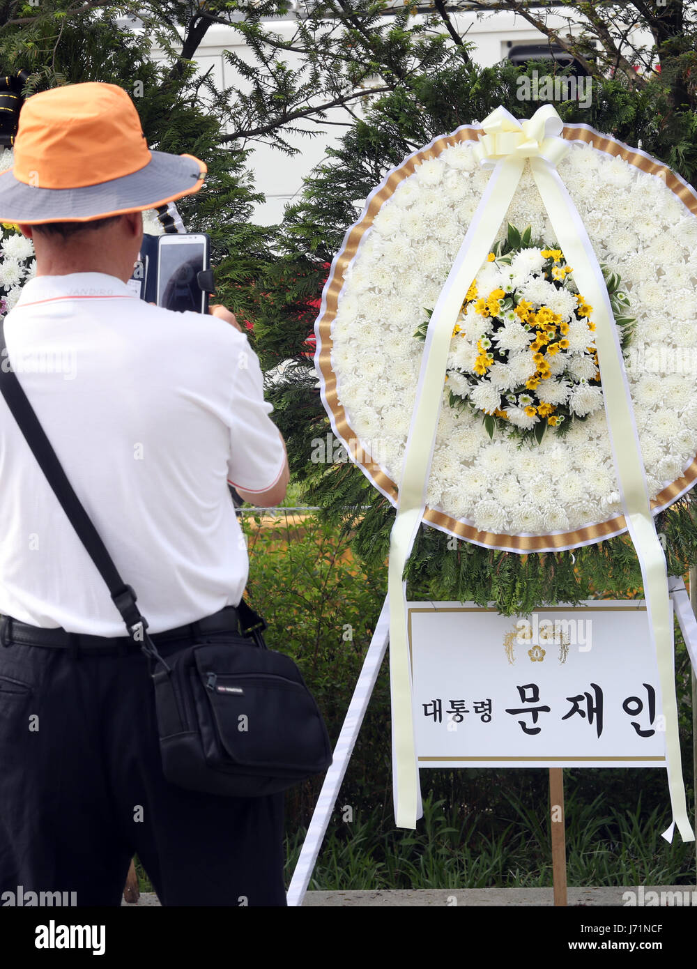 Moon to attend memorial for late ex-President Roh A visitor photographs ...