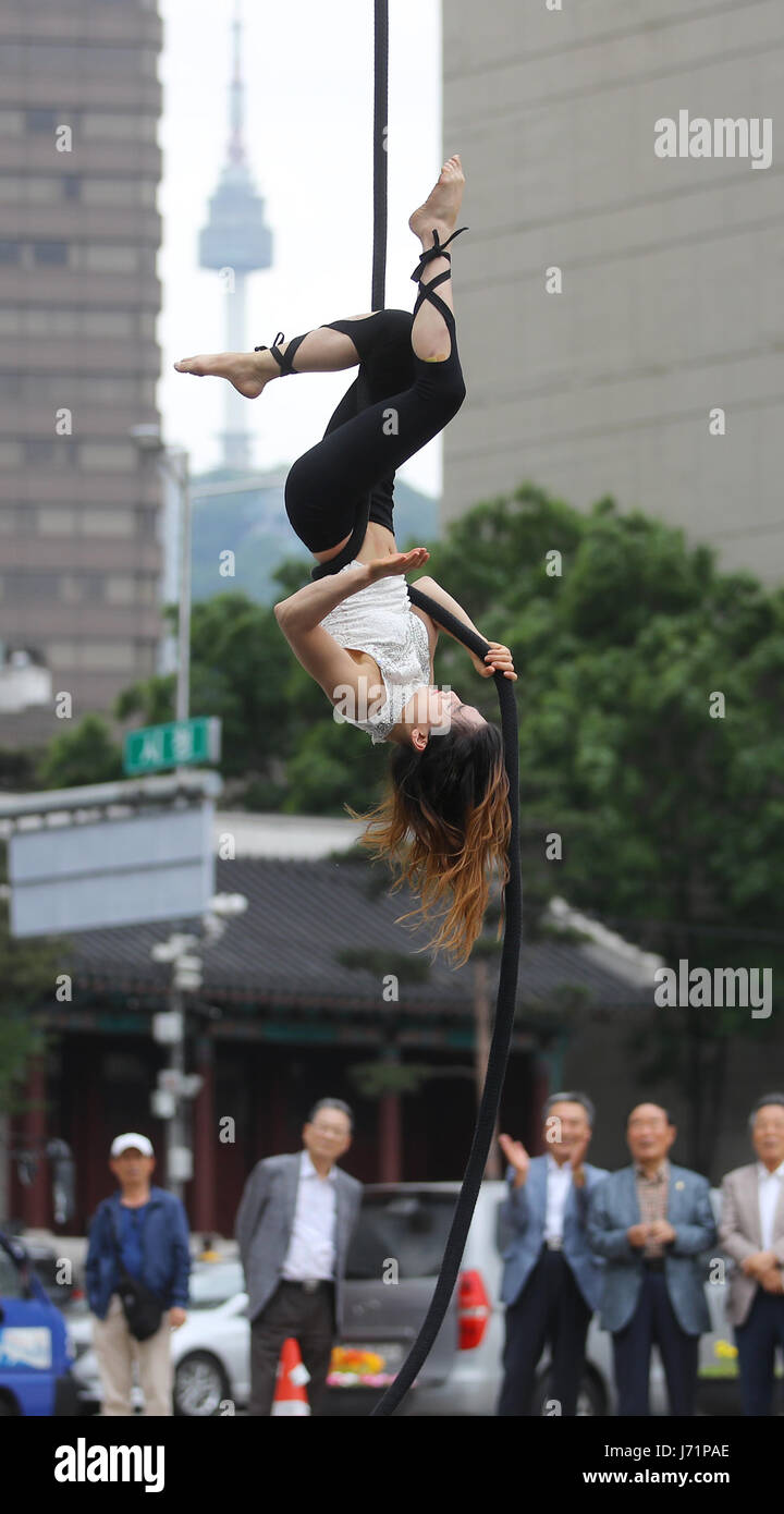 Circus performance in downtown Seoul A member of the art circus troupe ...